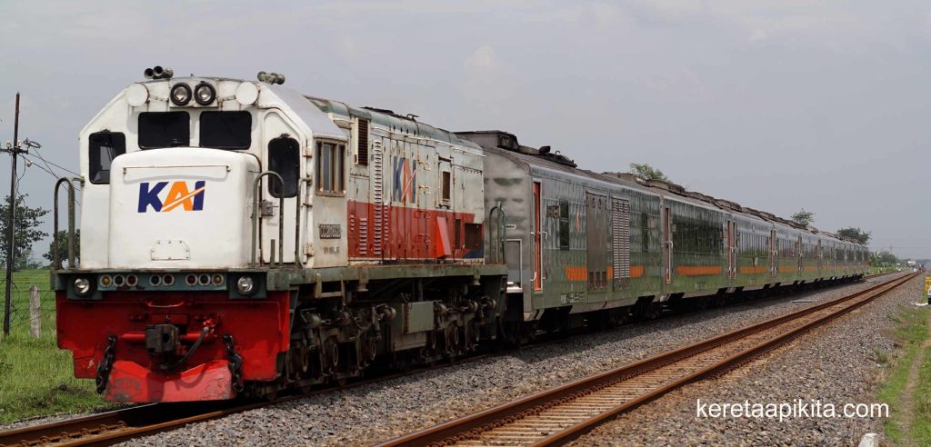 KA Logawa SS New Generation Vs Logawa Ekonomi Premium SS - Kereta Api Kita