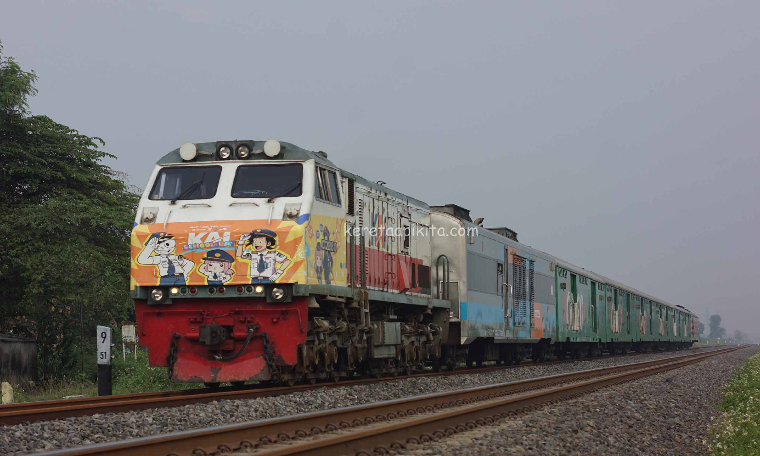 Lokomotif Tematik Schooliday CC2039510 Menarik KA Parcel - Kereta Api Kita