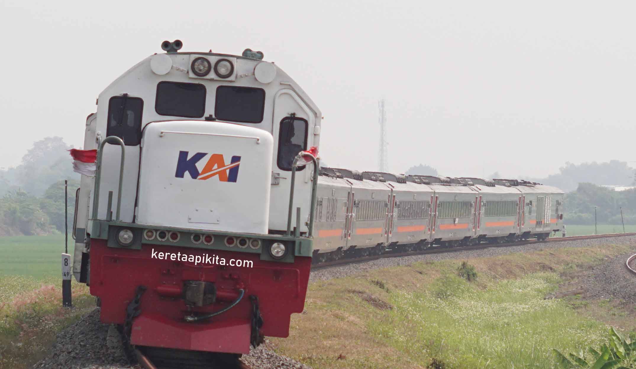 Kumpulan Foto Kereta Api Lokomotif Berbendera Merah Putih HUT RI Ke 80 ...