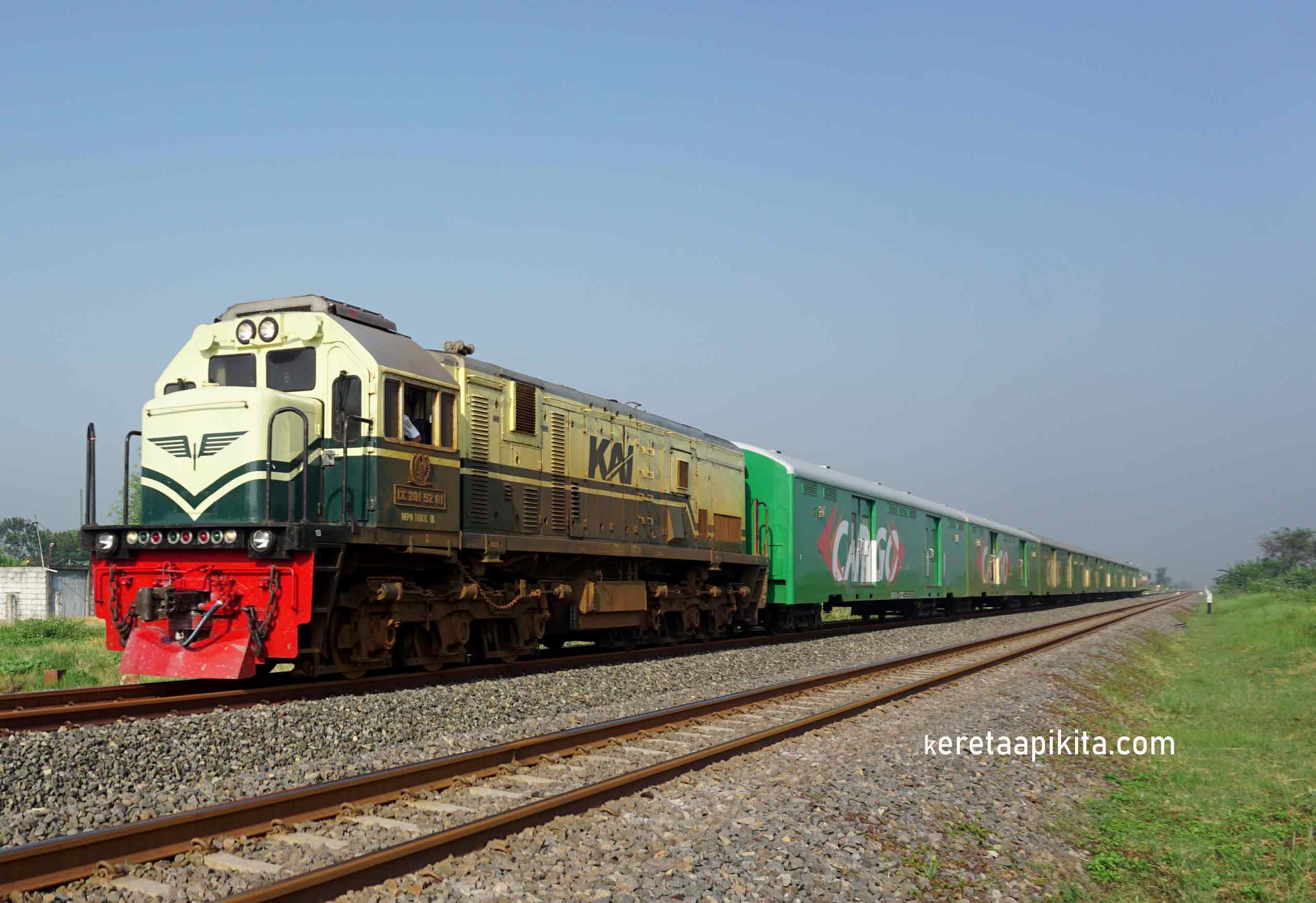 Lokomotif Vintage Jember Menarik KA Parcel Selatan - Kereta Api Kita