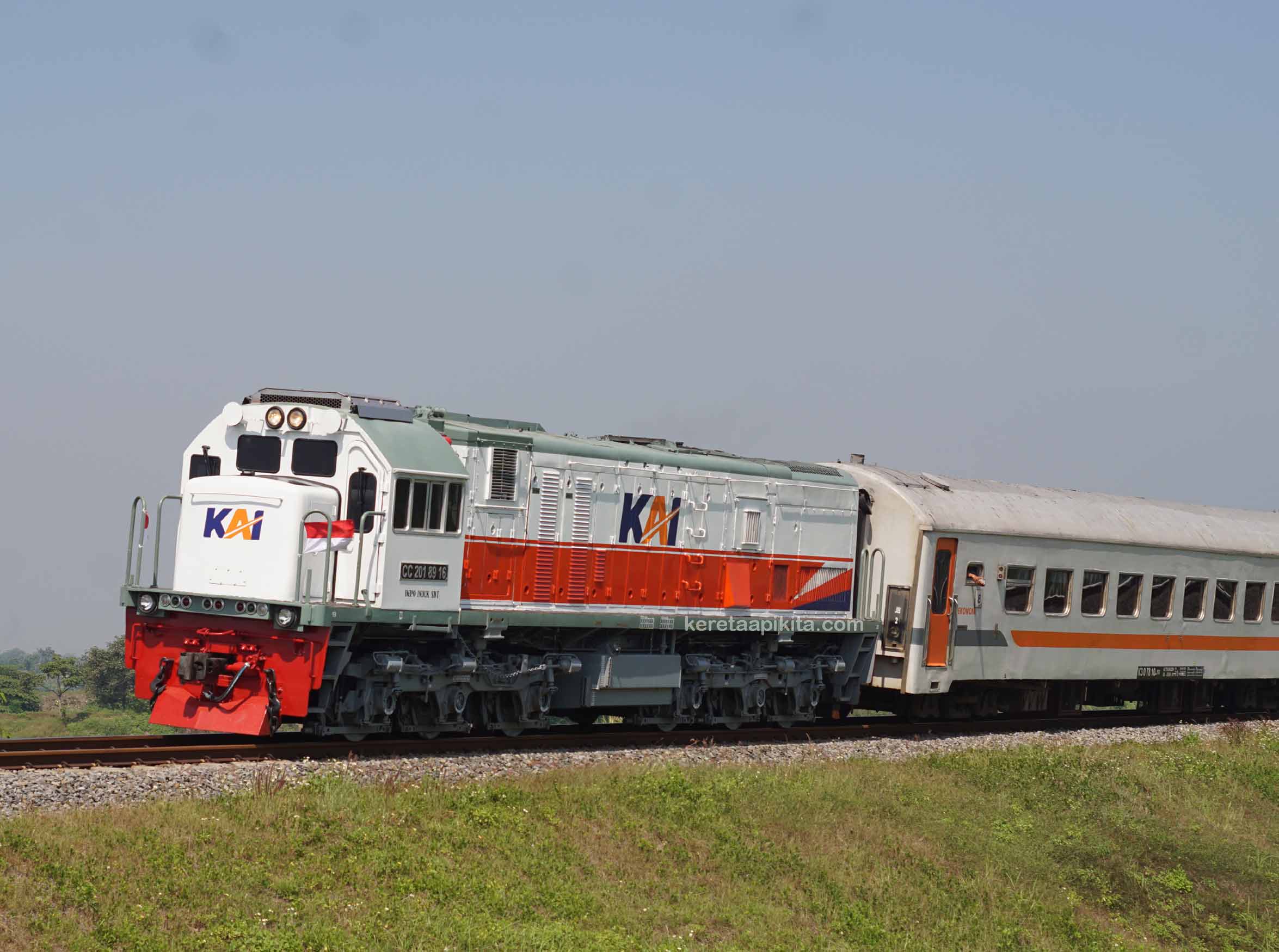 Lokomotif CC 201 89 16 Berdinas Menarik KA Penataran - Kereta Api Kita