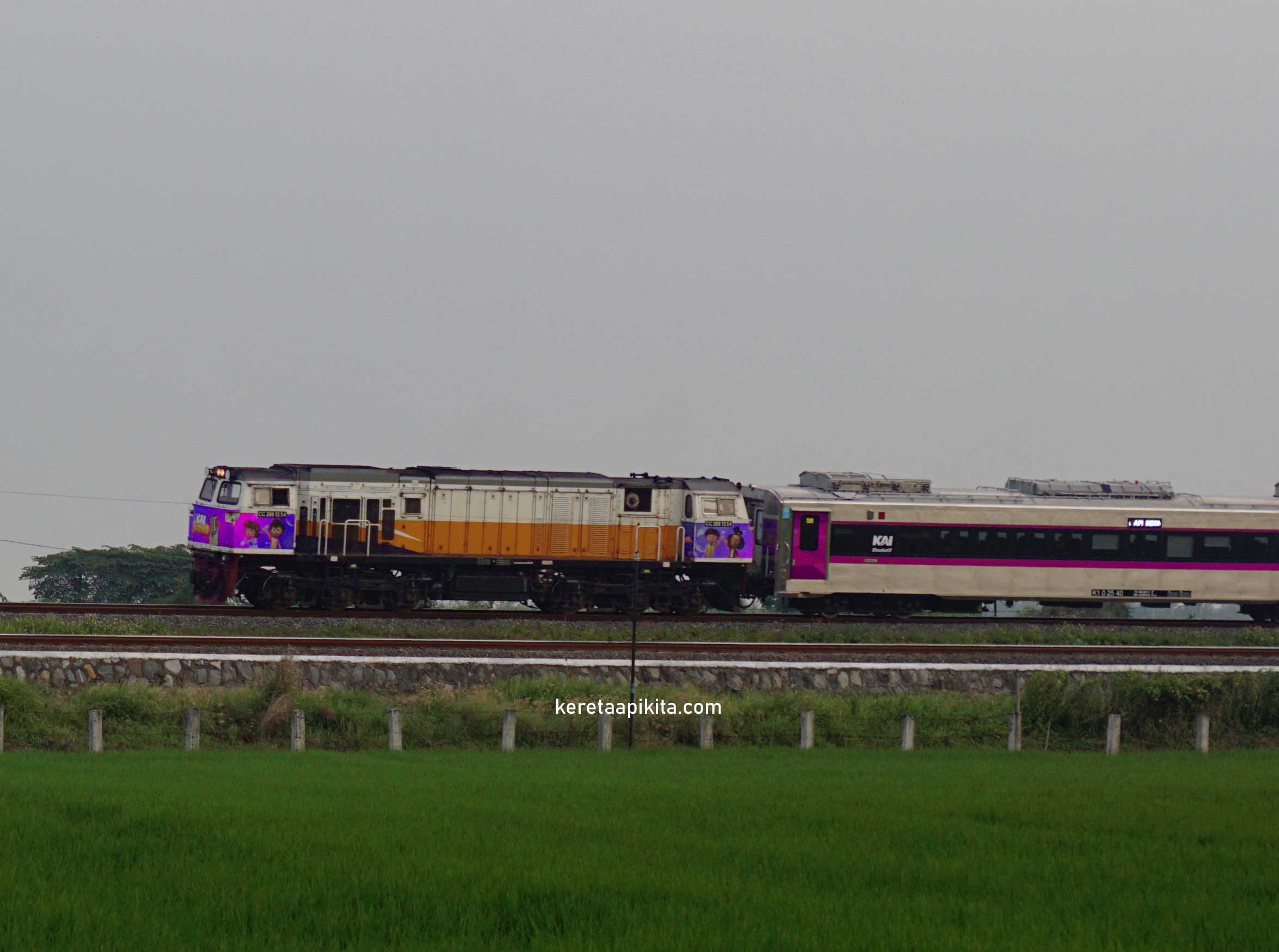 Lokomotif-Jumbo-CC-206-13-5 - Kereta Api Kita