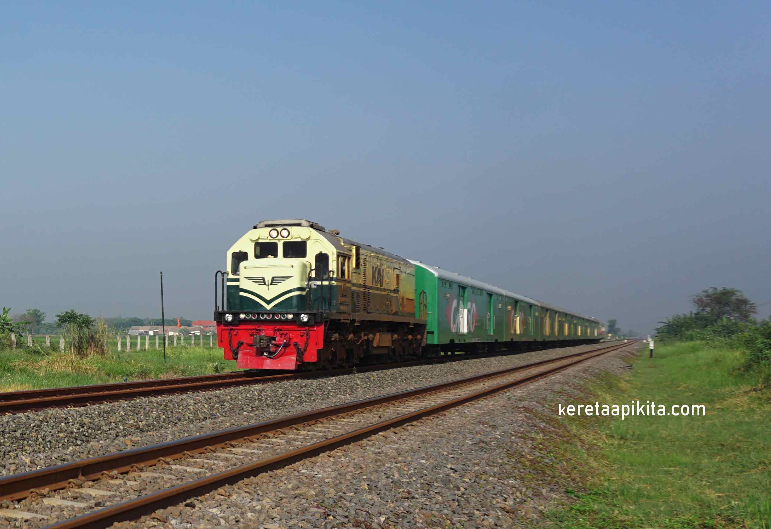 Lokomotif Vintage Jember Menarik KA Parcel Selatan - Kereta Api Kita