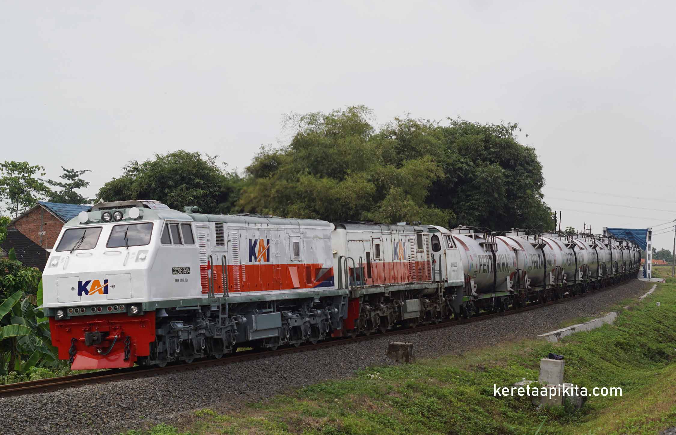Traksi Ganda Lokomotif CC 203 Series Menarik Kereta BBM Pertamina ...