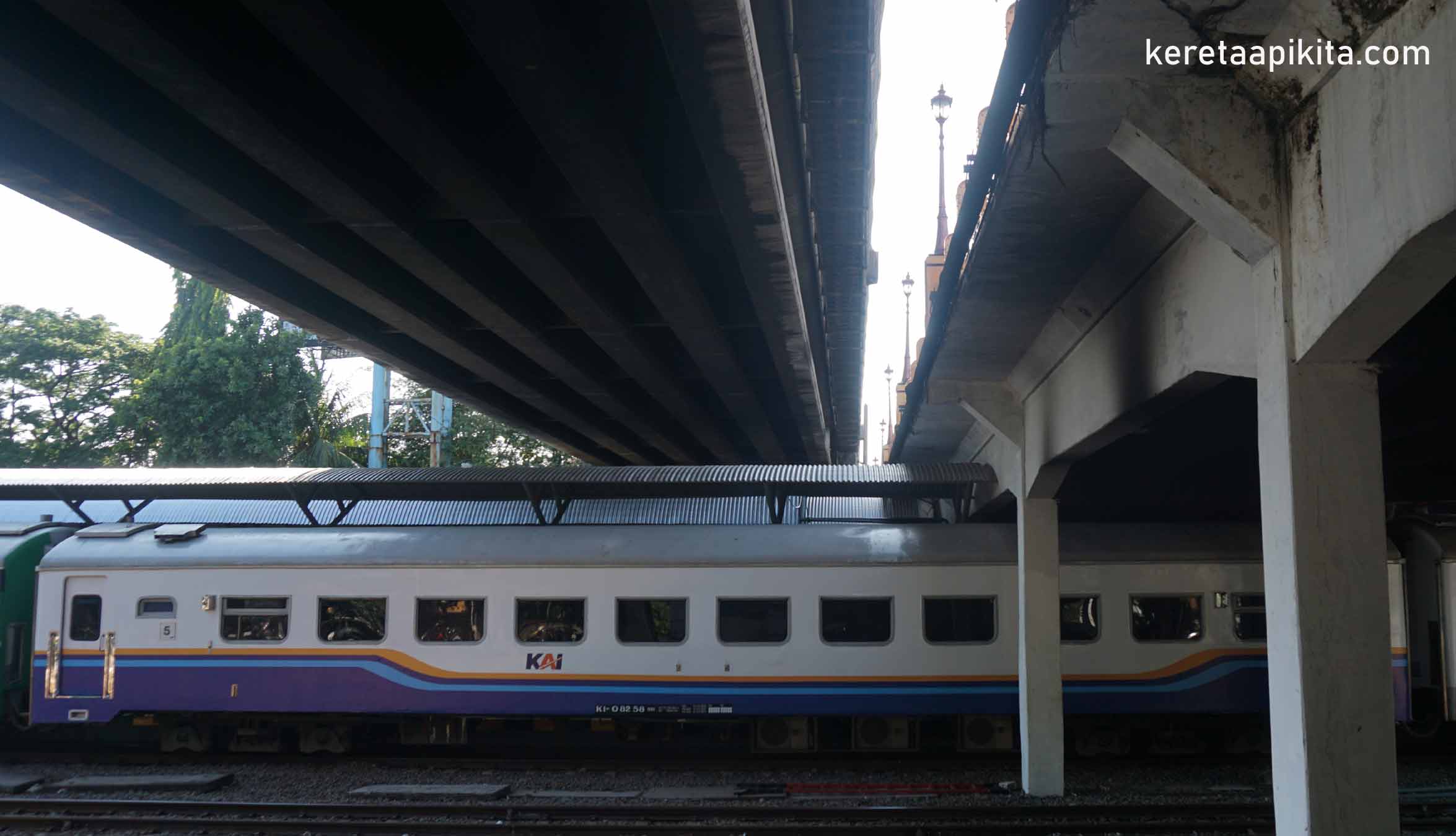 Rangkaian-KLB-Livery-Kereta-Di-Viaduk-Gubeng - Kereta Api Kita