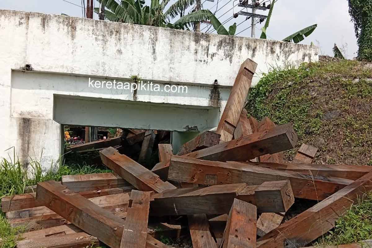 Bantalan-Rel-Kayu - Kereta Api Kita