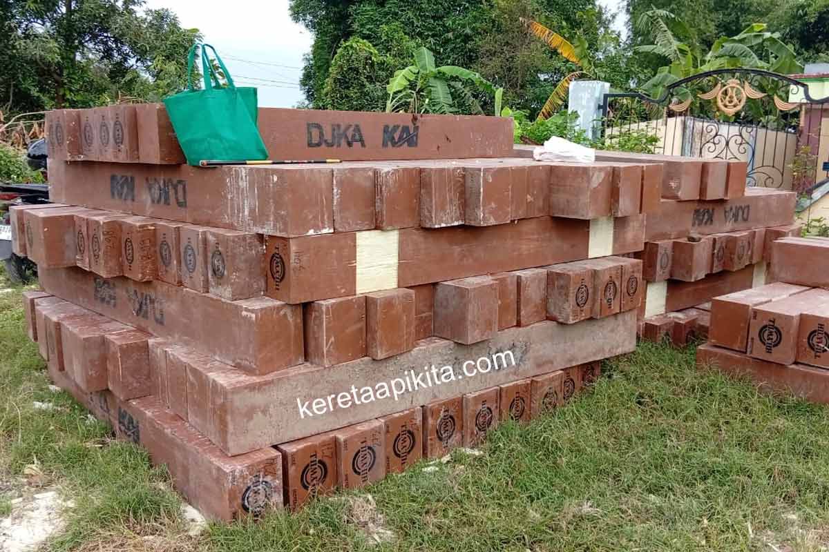 Penggantian Bantalan Rel Jembatan Brantas Dari Kayu Ke Sintesis ...