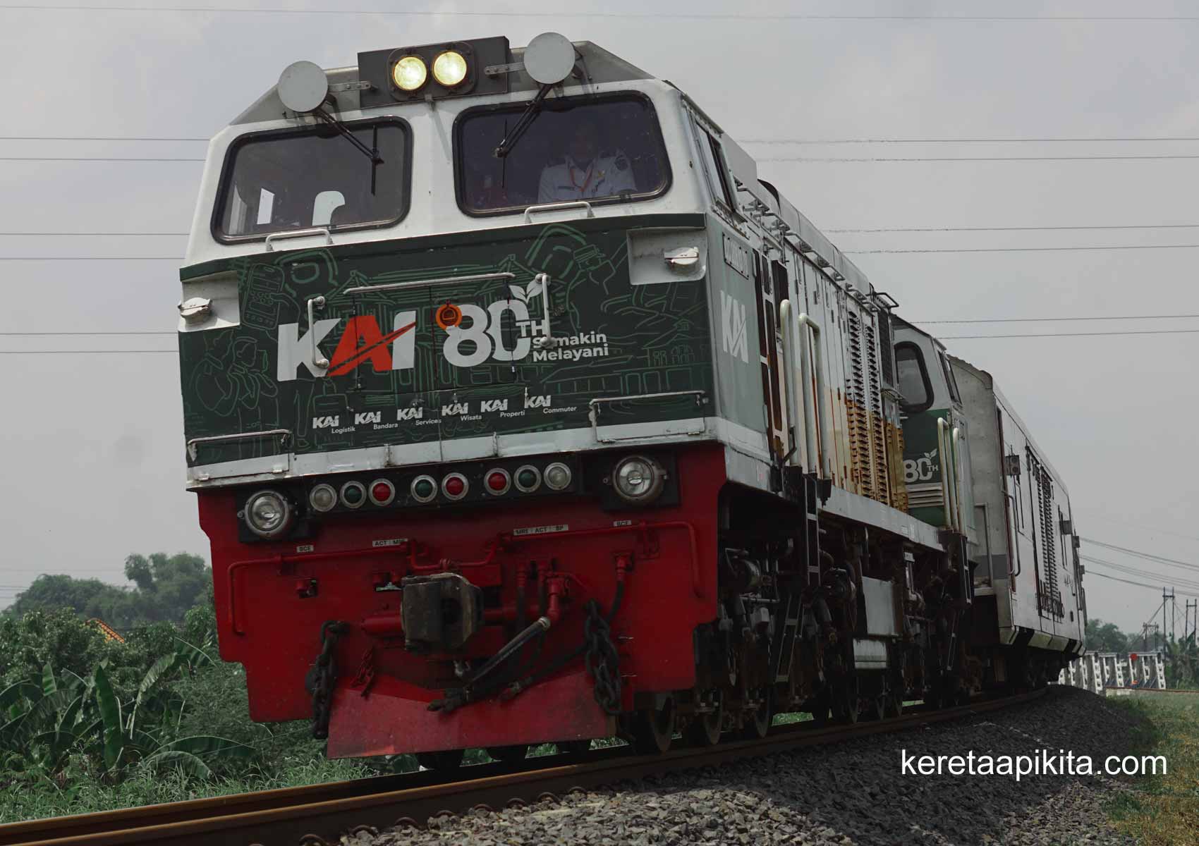 Lokomotif Livery HUT KAI Ke 80 Semakin Melayani Menarik KA Sancaka ...