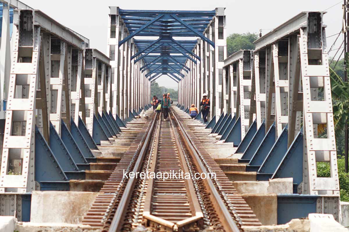 Penggantian Bantalan Rel Jembatan Brantas Dari Kayu Ke Sintesis ...