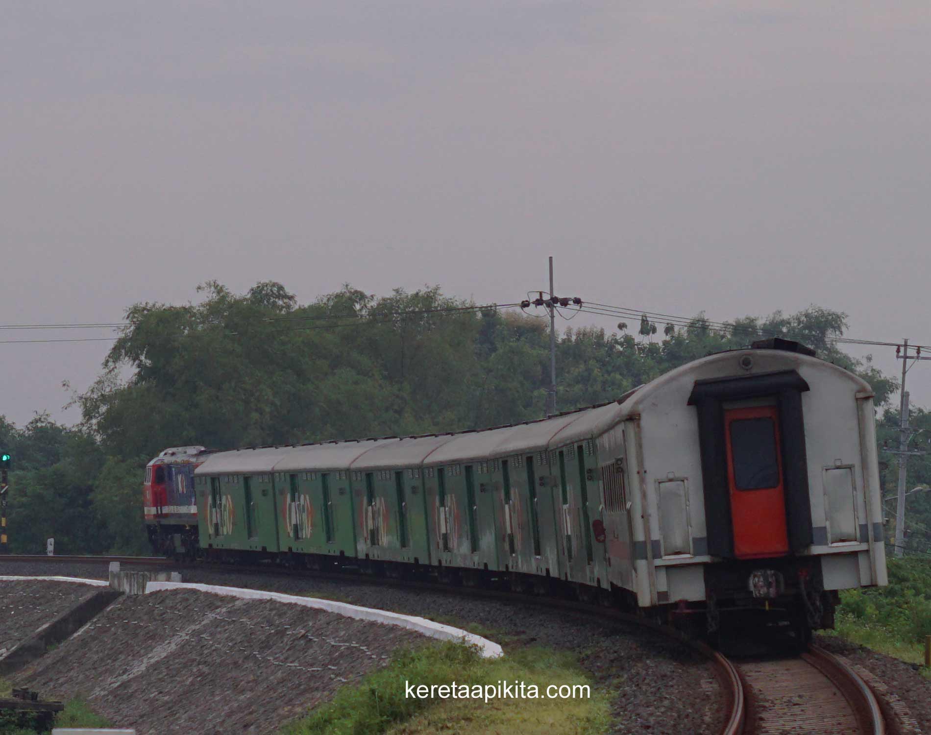 Pertama! KA Parcel Selatan Ditarik Lokomotif RnB Hidung Miring - Kereta ...