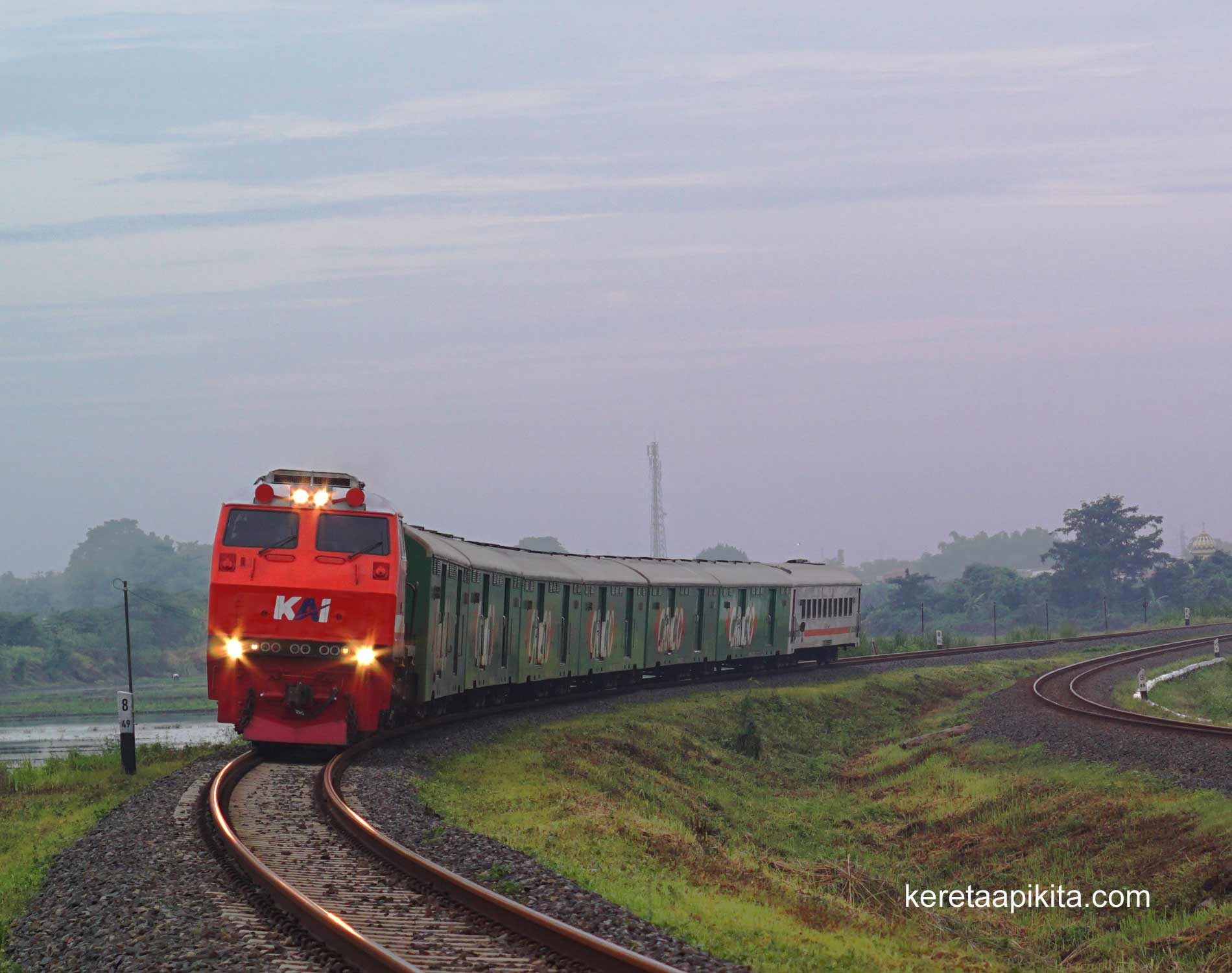Pertama! KA Parcel Selatan Ditarik Lokomotif RnB Hidung Miring - Kereta ...